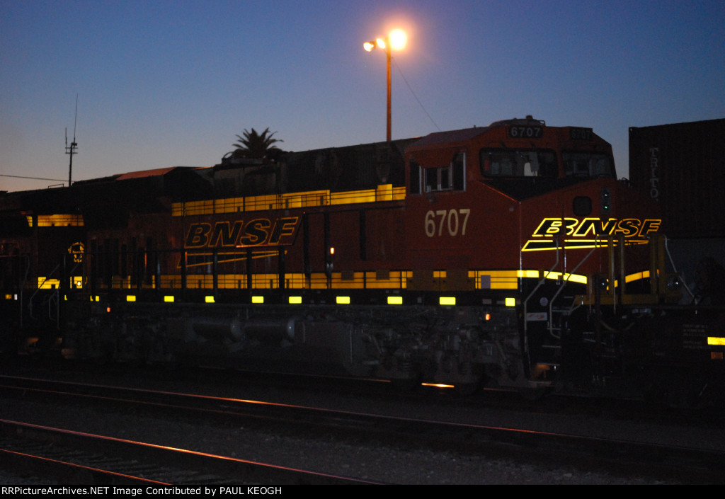 BNSF 6707 at Twilight Lights up her BNSF Swoosh Reflective Logo on this Very Hot 100 Plus ...